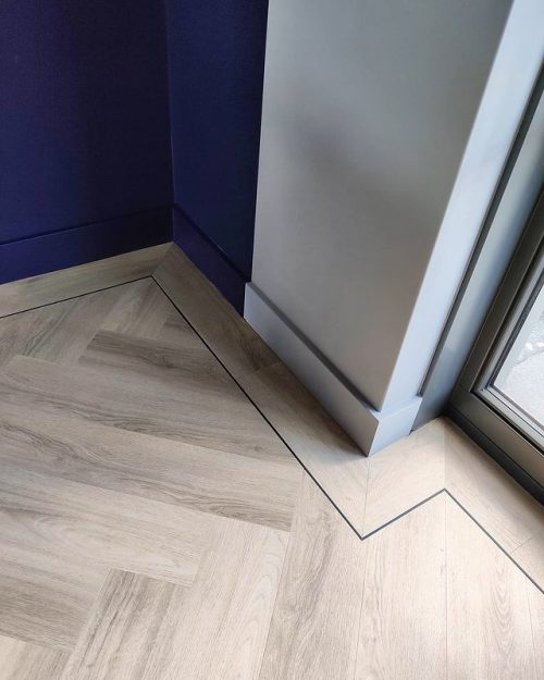 Een visgraat PVC vloer met band en bies - Floer - Visgraat PVC