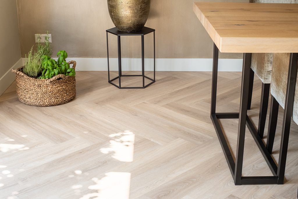 Visgraat PVC in een kleine ruimte - Visgraat Klik PVC - Floer