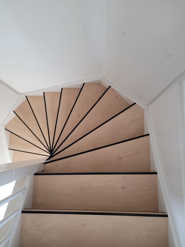 Trap bekleden met PVC - Trap renovatie PVC - Floer